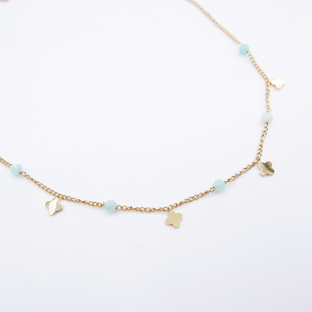 Collier en acier doré orné de trèfles et de pierres turquoises