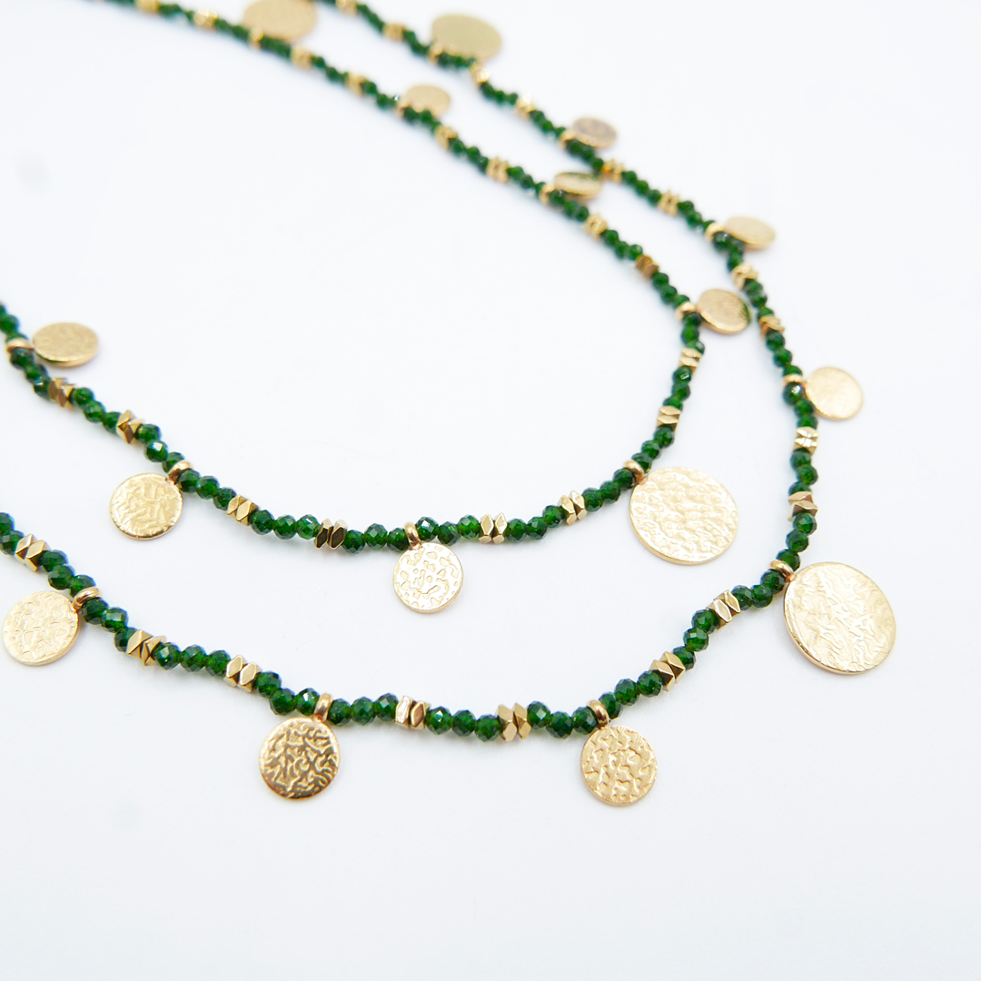 Collier sautoir bohème en acier doré et perles vertes