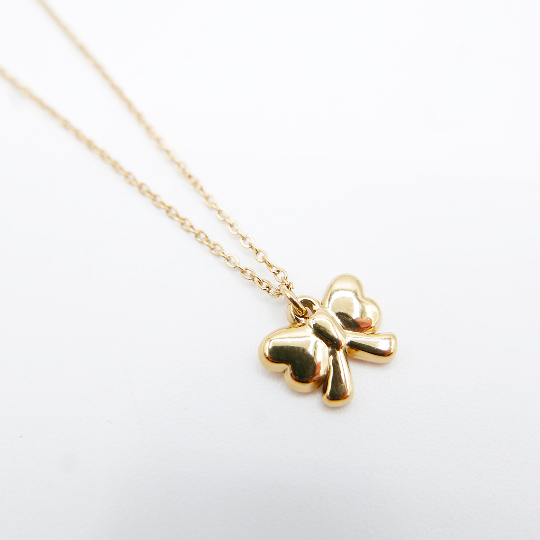 Collier en acier doré à fine chaine orné d'un pendentif "noeud"