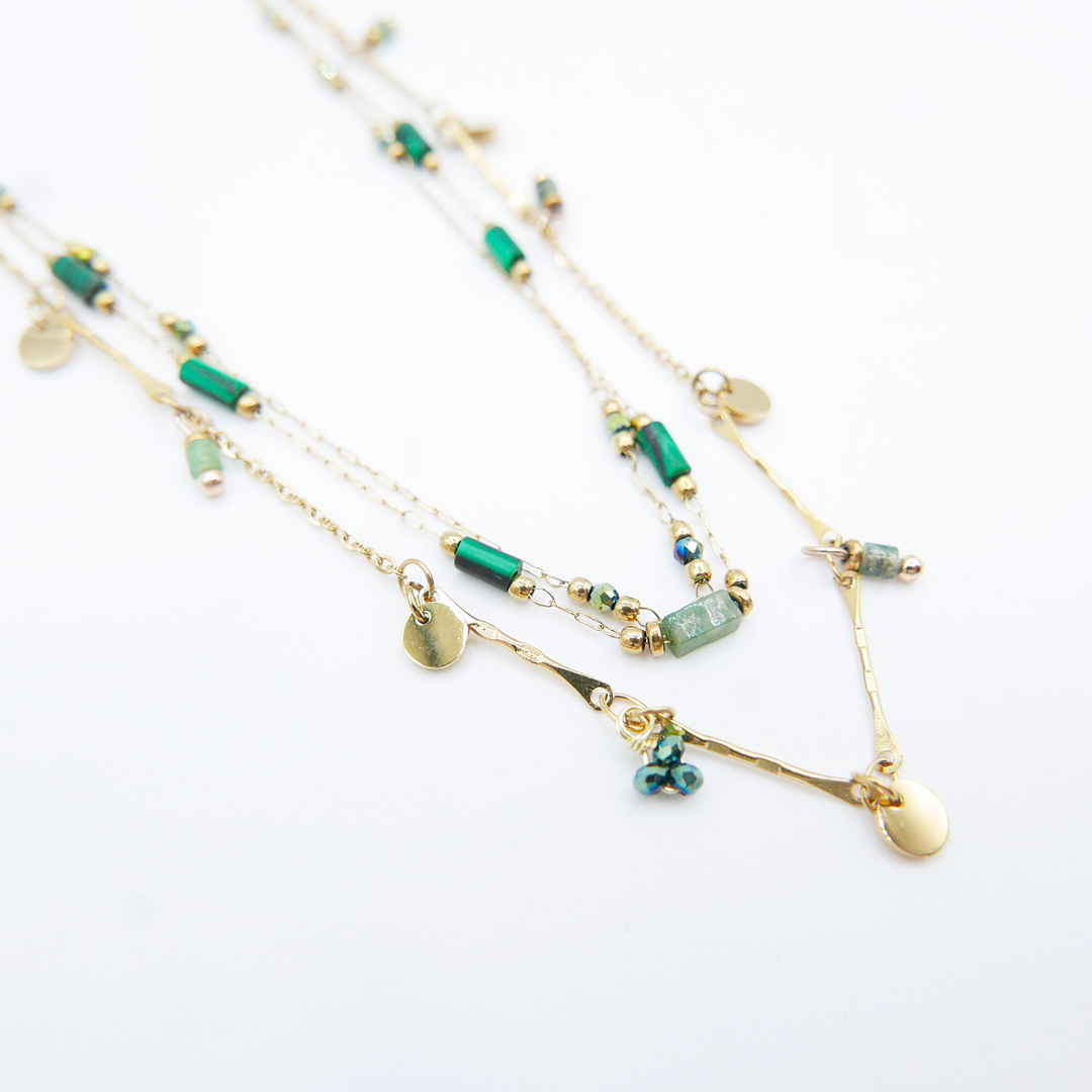 Collier multiple en acier doré et perles vertes