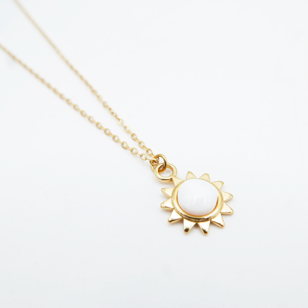 Collier soleil en acier doré avec pierre blanche – Élégance et éclat